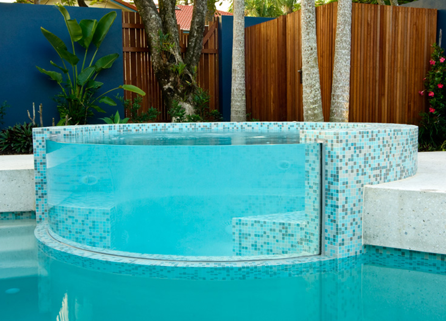 Infinity swimming pool windows - Iconic Materials